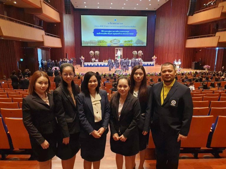 Wreath laying ceremony Pay homage to the statue of Somdet Phra Mahitala ...